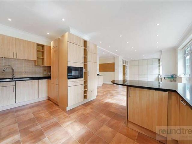 6 Bedroom Detached House