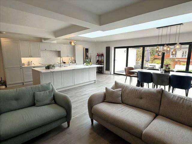 6 Bedroom Detached House