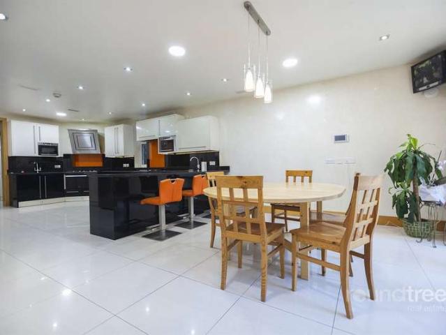 6 Bedroom Detached House