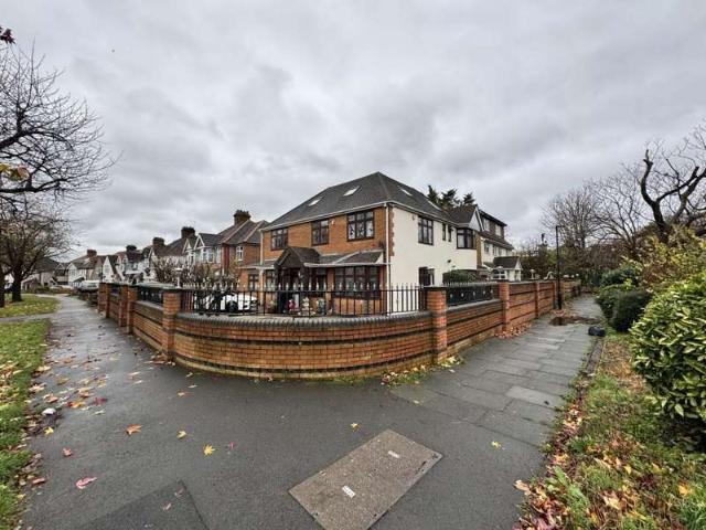 6 Bedroom Detached House