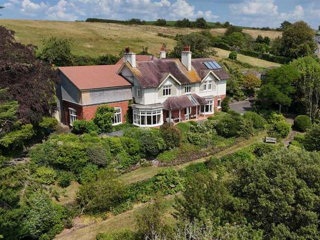 6 Bedroom Detached House