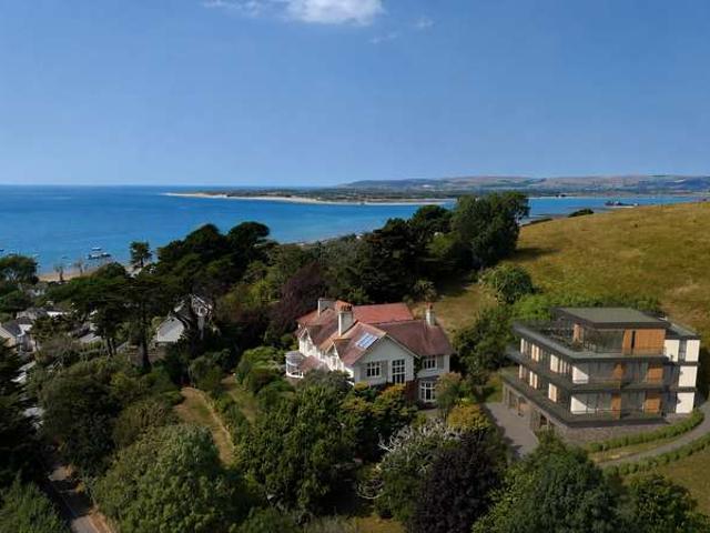 6 Bedroom Detached House