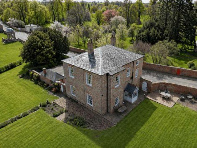 6 Bedroom Detached House