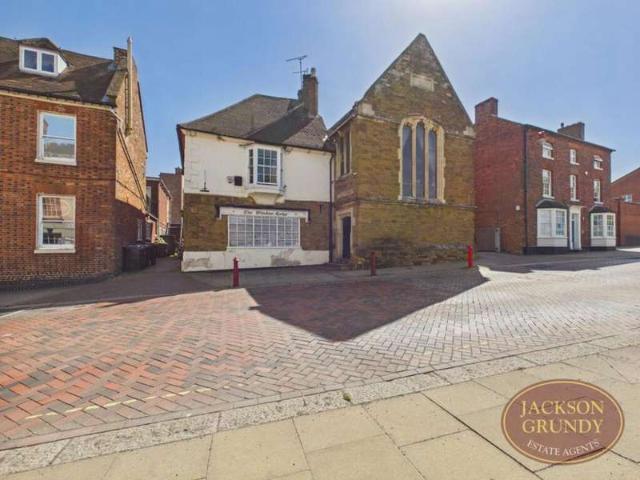 6 Bedroom Detached House