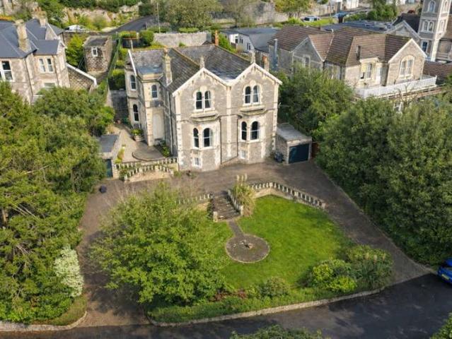 6 Bedroom Detached House