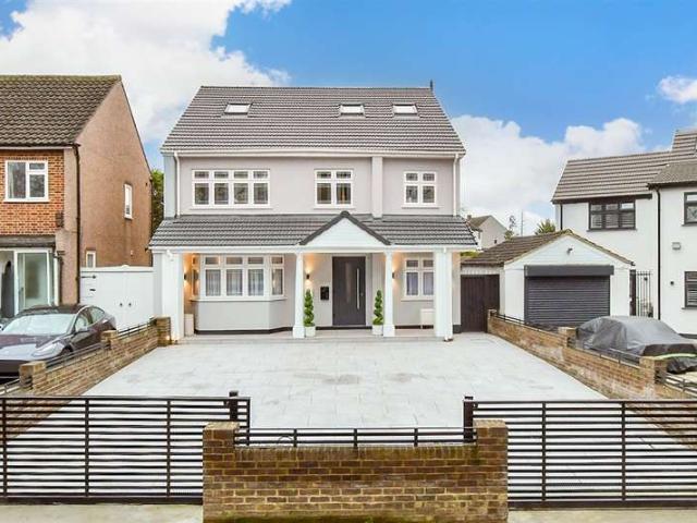 6 Bedroom Detached House