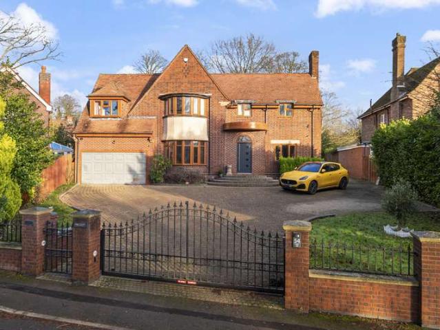 6 Bedroom Detached House