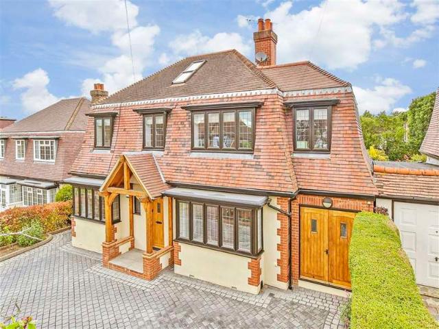 6 Bedroom Detached House