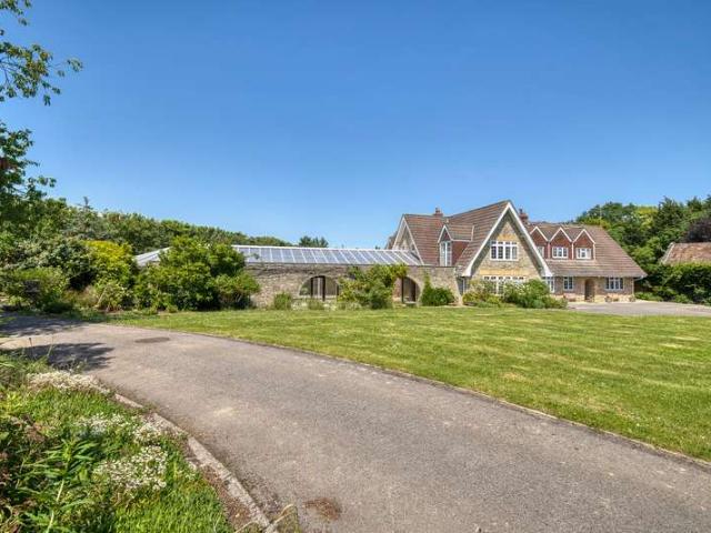 6 Bedroom Detached House