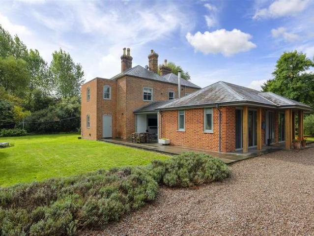 6 Bedroom Detached House