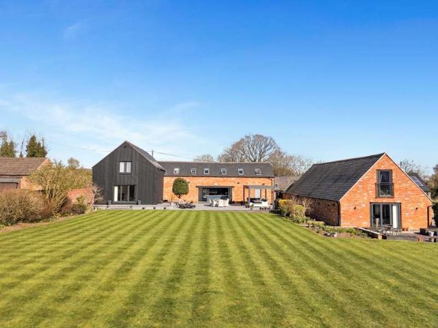 6 Bedroom Detached House
