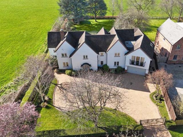 6 Bedroom Detached House