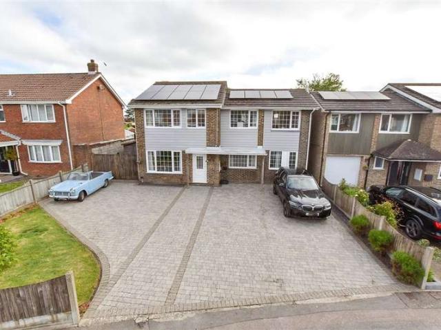6 Bedroom Detached House