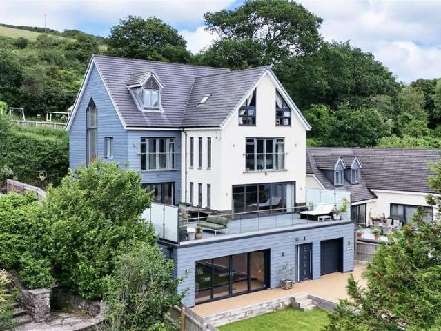 6 Bedroom Detached House