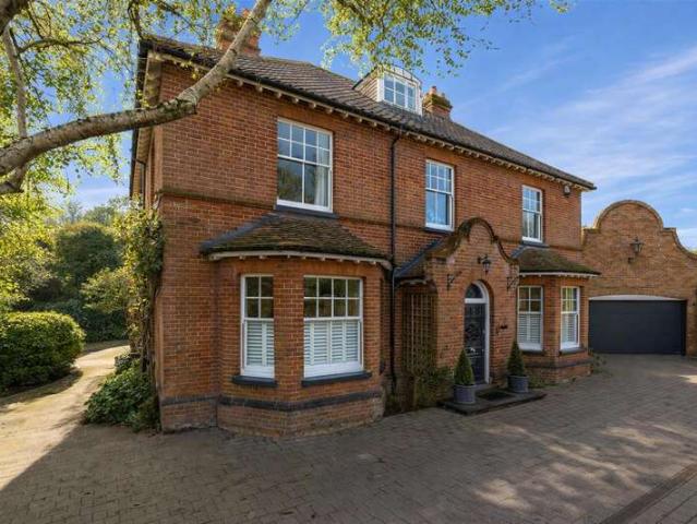 6 Bedroom Detached House