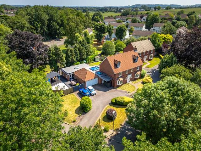 6 Bedroom Detached House