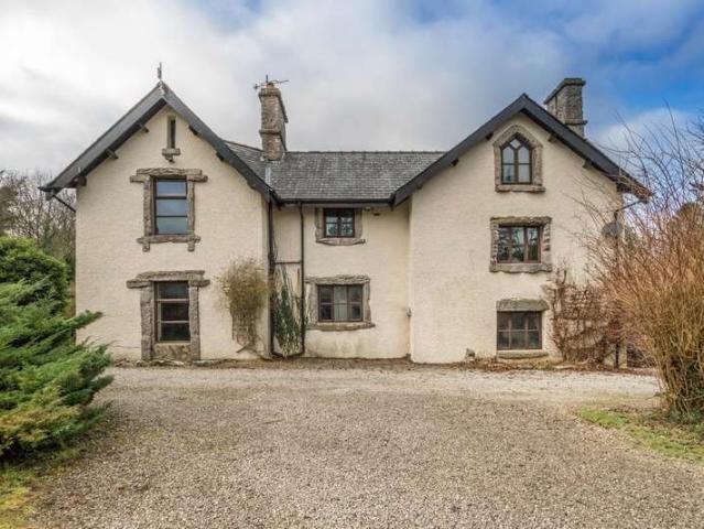 6 Bedroom Detached House