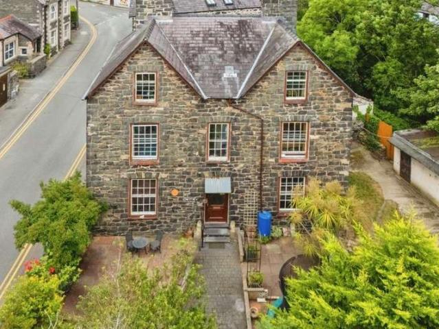 6 Bedroom Detached House