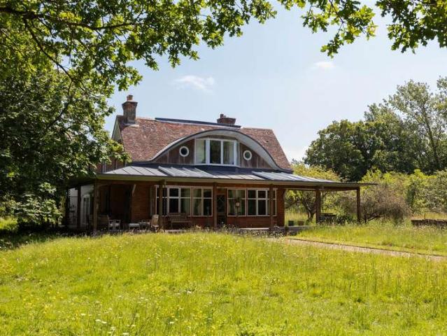 6 Bedroom Detached House