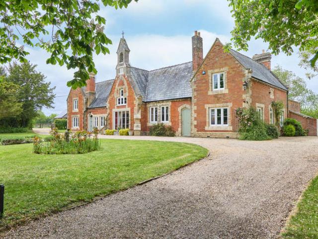 6 Bedroom Detached House