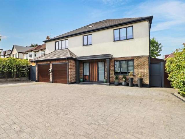 6 Bedroom Detached House