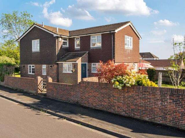 6 Bedroom Detached House