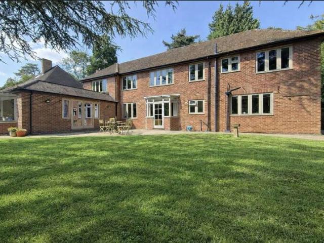 6 Bedroom Detached House