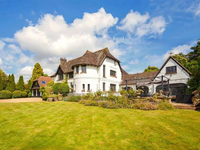 6 Bedroom Detached House