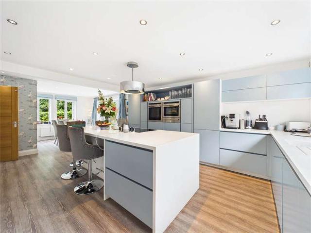6 Bedroom Detached House