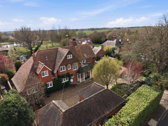 6 Bedroom Detached House