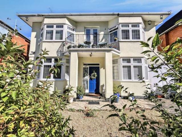 6 Bedroom Detached House