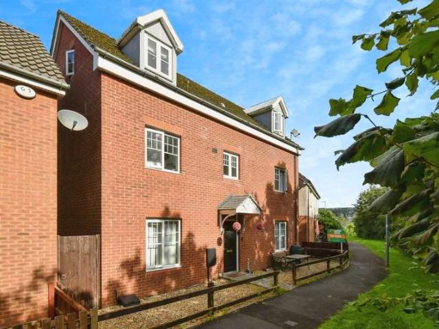 6 Bedroom Detached House