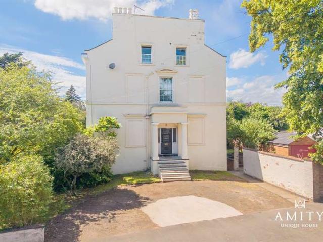 6 Bedroom Detached House
