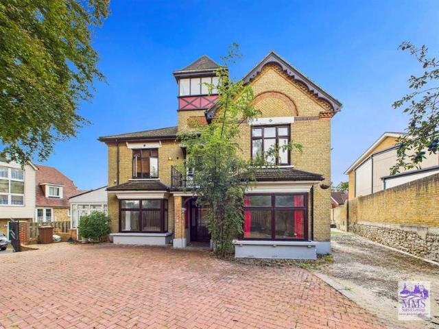 6 Bedroom Detached House