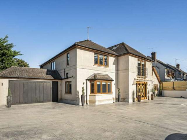6 Bedroom Detached House