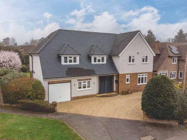 6 Bedroom Detached House