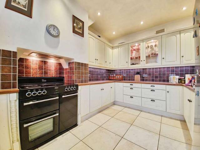 6 Bedroom Detached House