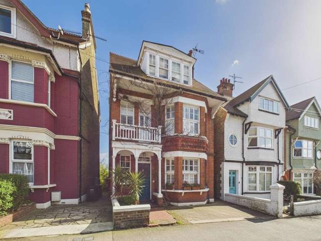 6 Bedroom Detached House
