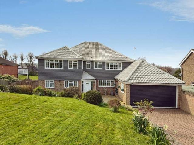 6 Bedroom Detached House