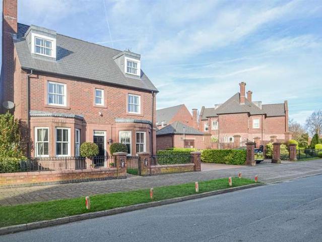 6 Bedroom Detached House