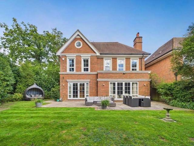 6 Bedroom Detached House