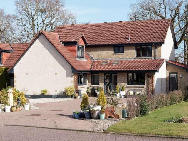 6 Bedroom Detached House