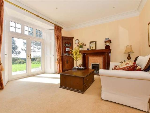 6 Bedroom Detached House