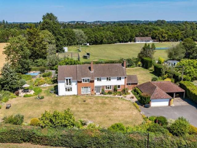 6 Bedroom Detached House