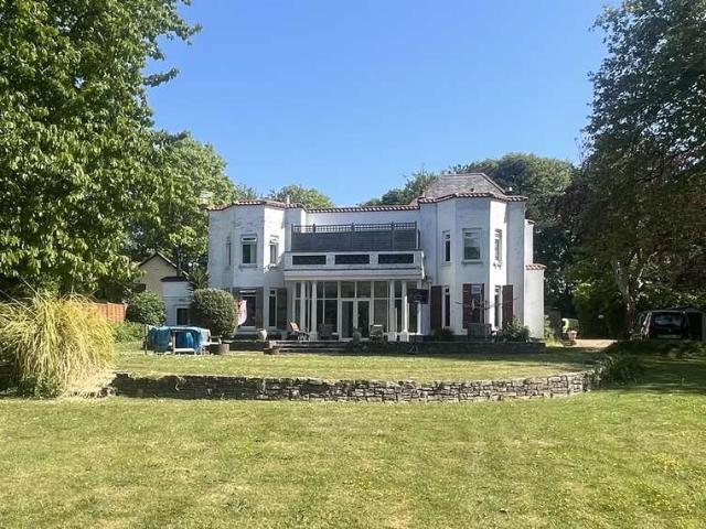 6 Bedroom Detached House