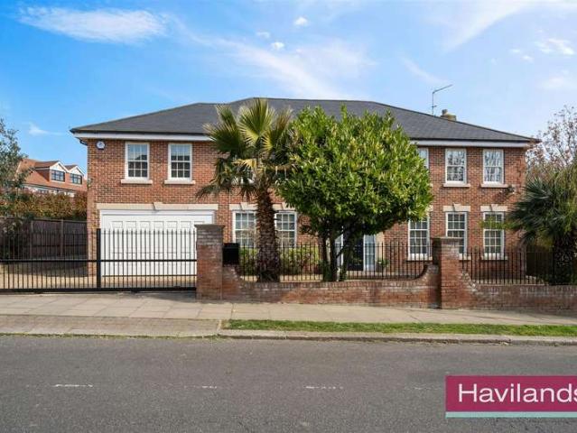 6 Bedroom Detached House