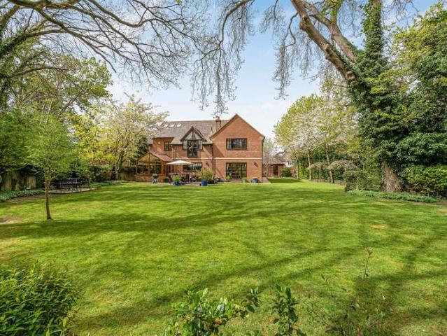 6 Bedroom Detached House