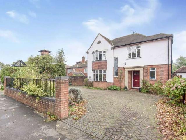 6 Bedroom Detached House