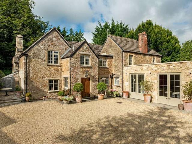 6 Bedroom Detached House
