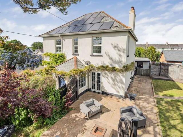 6 Bedroom Detached House